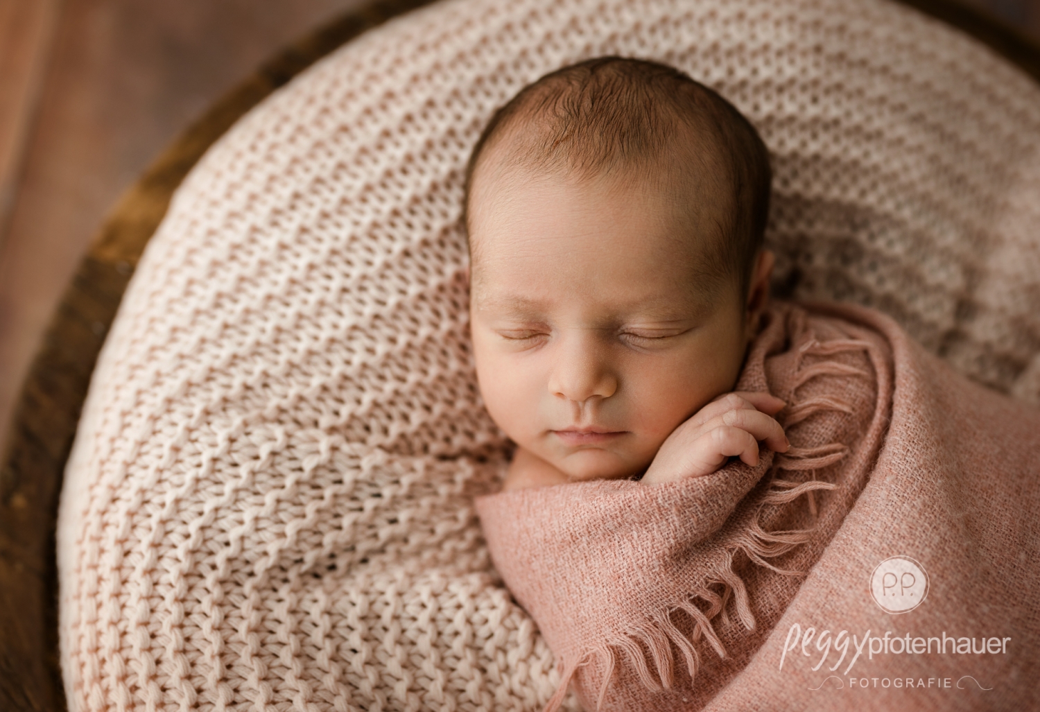 Liebevolle Babybilder im Fotostudio | Neugeborenenfotos Erlangen